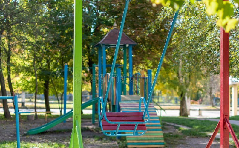 Parque Infantil Multicolor En El Patio De La Zona Residencial Imagen de ...