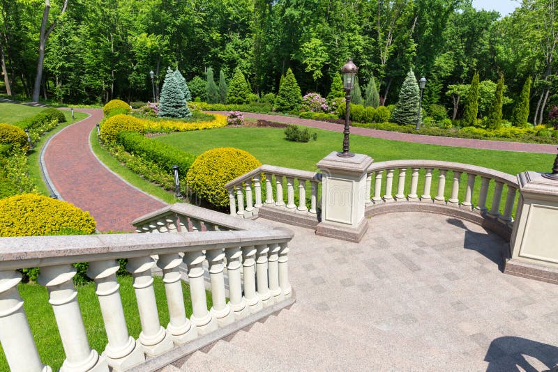 Parque moderno imagen de archivo. Imagen de cubo, piedra - 56518921