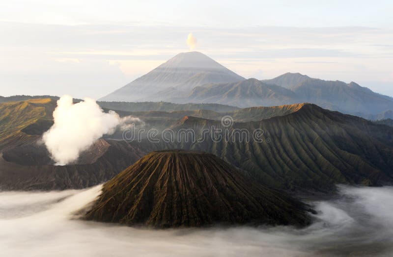 Parque Nacional De Bromo-Tengger-Semeru Na Ilha De Java Foto de Stock ...