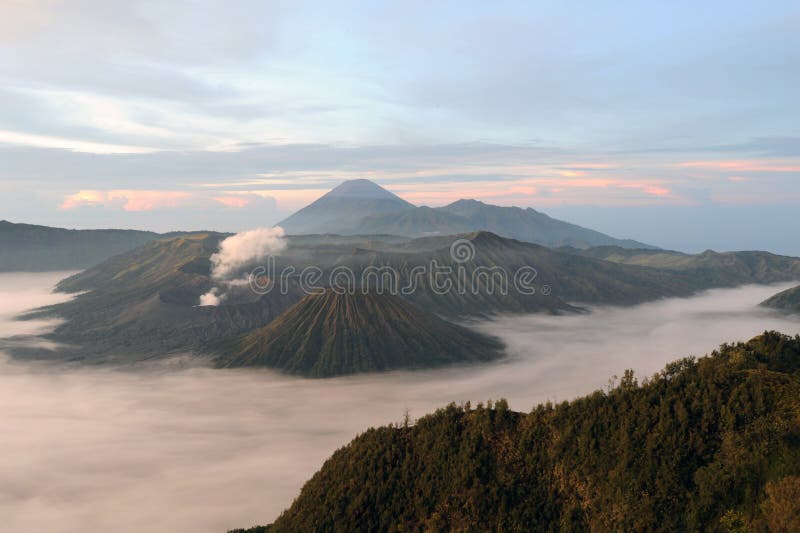 Parque Nacional De Bromo-Tengger-Semeru Na Ilha De Java Imagem de Stock ...