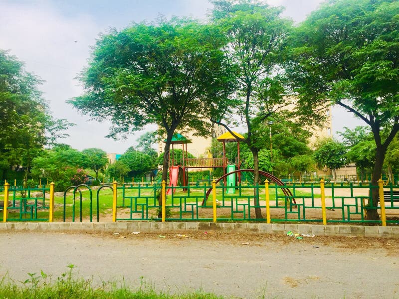 Parque pequeno foto de stock. Imagem de jogo, bonito - 123775144