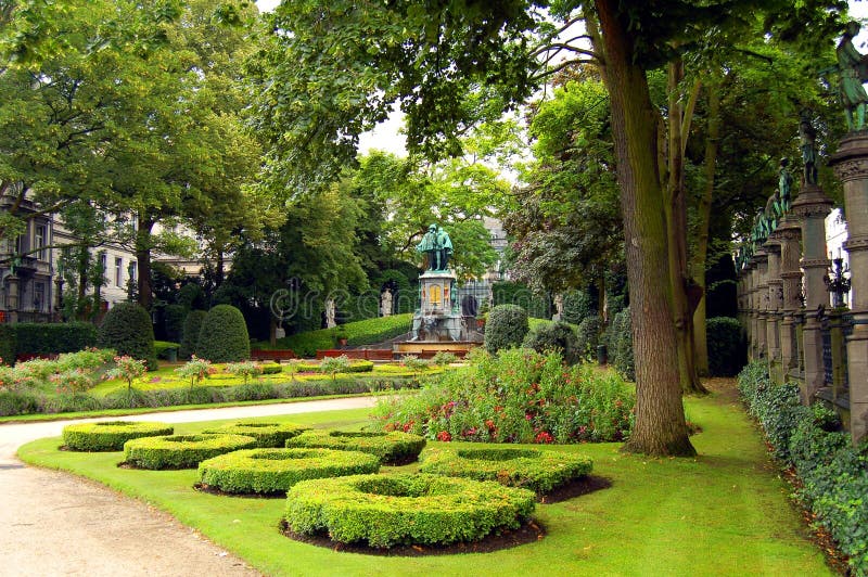 Parque Pequeno No Lago Com A Ponte De Madeira Pequena Foto de Stock ...