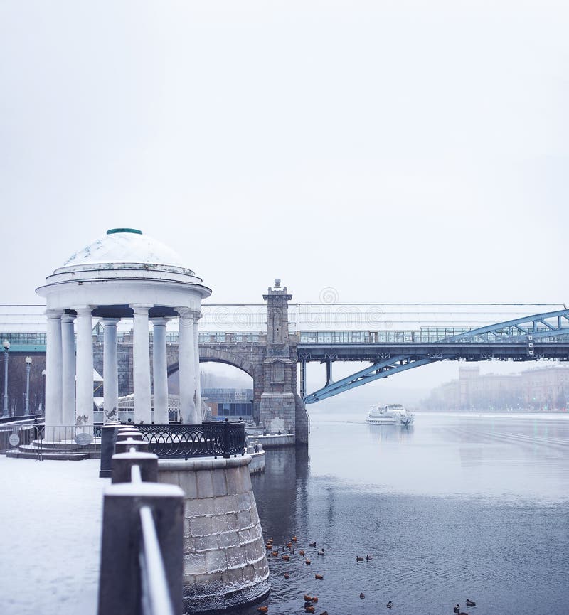 Parque, Ponte E Navio De Gorky Da Flotilha De Radisson Na Neve Foto ...