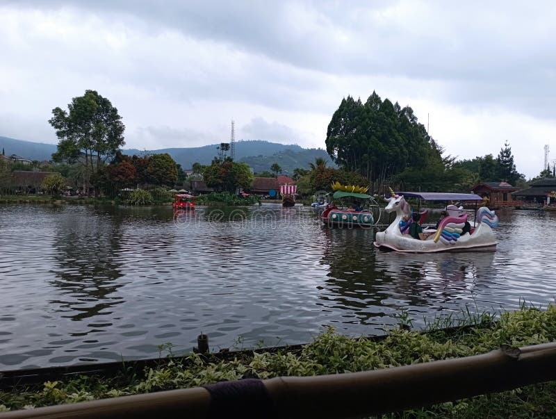 Parque Recreativo Con Lago Interior Foto de archivo editorial - Imagen ...