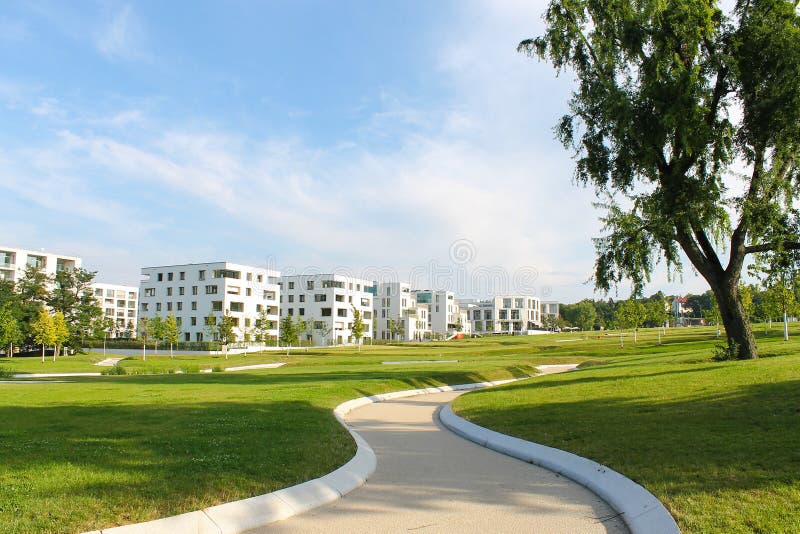 Parque y casas modernos imagen de archivo. Imagen de famoso - 38749241
