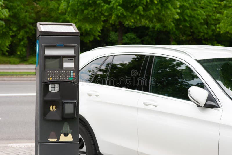 Parqueador Cerca De Auto En La Calle De La Ciudad Foto de archivo ...