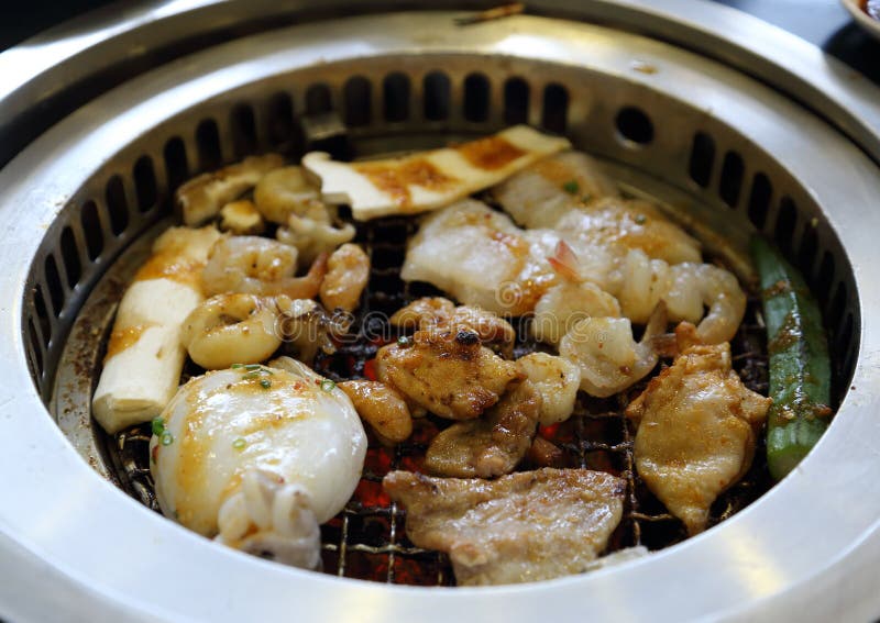 Barbacoa Coreana - La Carne Se Est? Cocinando En Estufa Foto de archivo ...