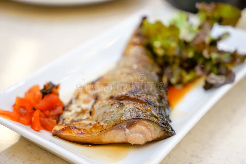Pez De Saba a La Parrilla Y Salado En La Parte Superior De La Captura ...