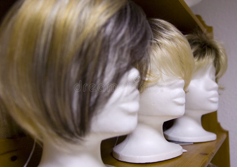 Parrucche Moderne in Una Riga Fotografia Stock - Immagine di femmina ...