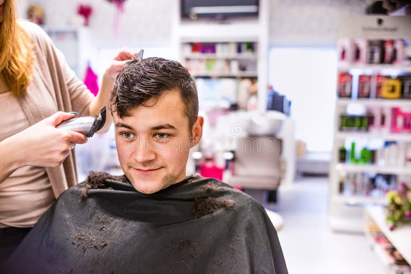 Parrucchiere Irriconoscibile Che Rade Testa Del Suo Giovane Cliente ...