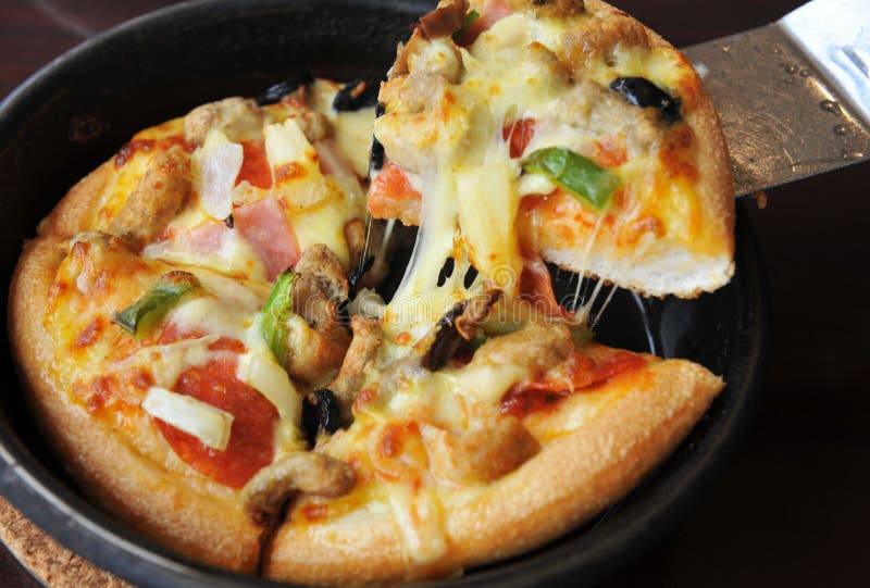 Part de pizza photo stock. Image du rapide, croûte, entrée - 19757370