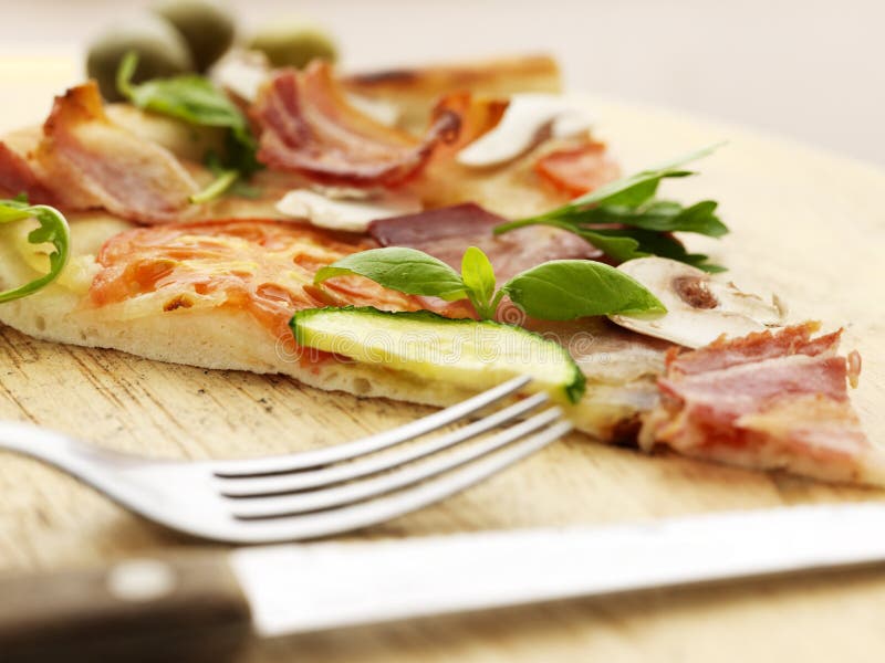 Part de pizza image stock. Image du savoureux, assiette - 13201503