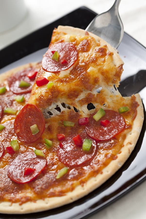 Une Part De Pizza Au Pepperoni Image stock - Image du pepperoni, blanc ...