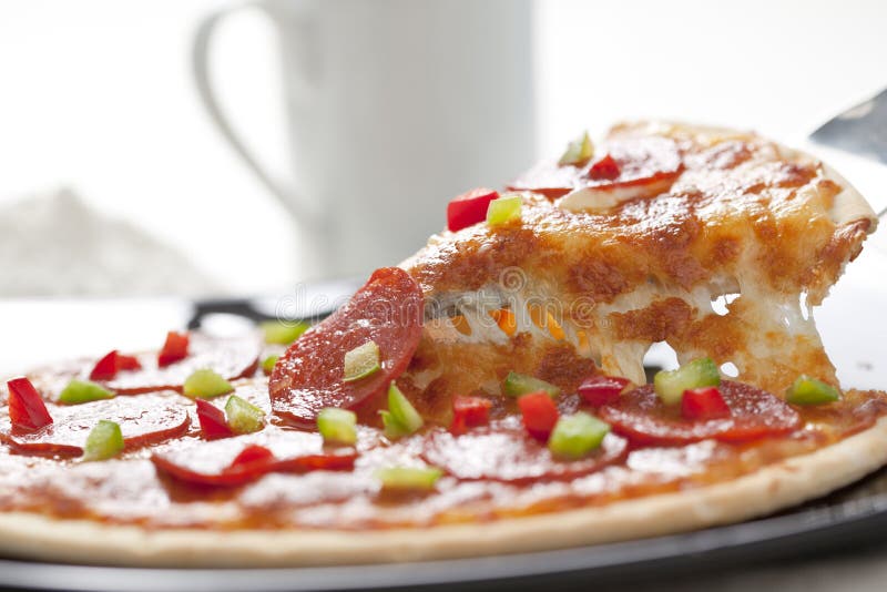 Une Part De Pizza Au Pepperoni Image stock - Image du pepperoni, blanc ...