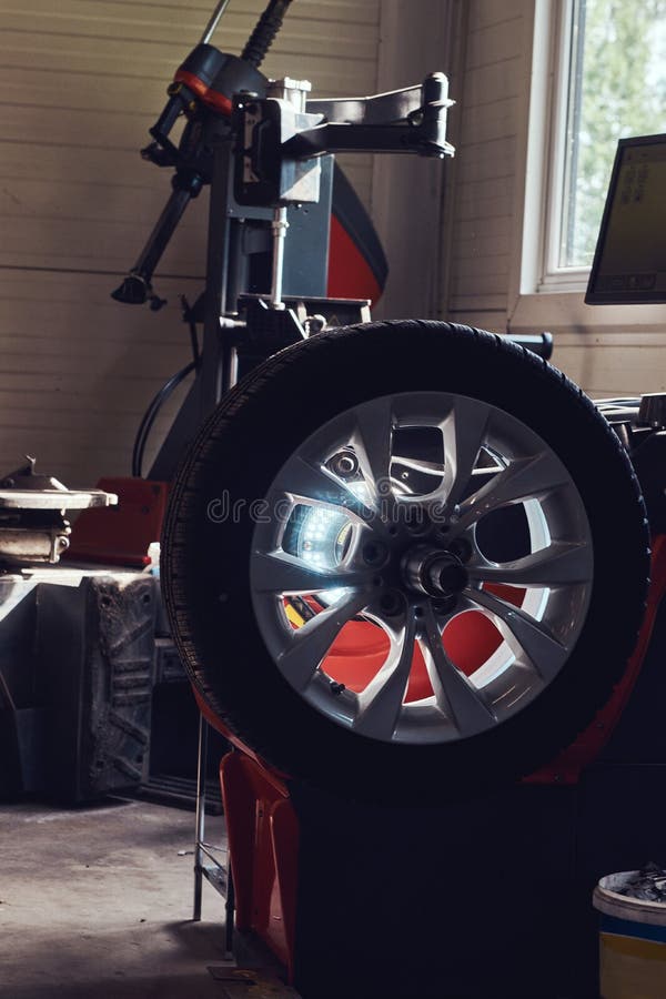 Parte De Un Auto Roto En El Taller Imagen de archivo - Imagen de ...