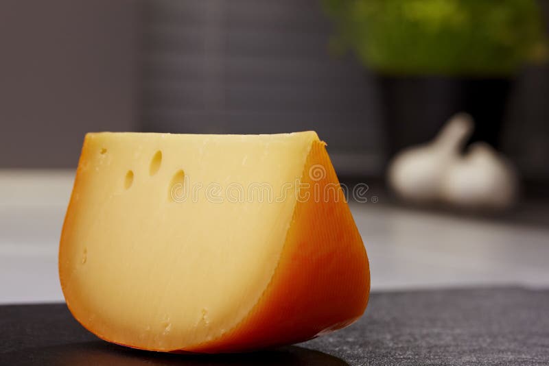Parte del formaggio Gouda fotografia stock. Immagine di blocco - 26970986