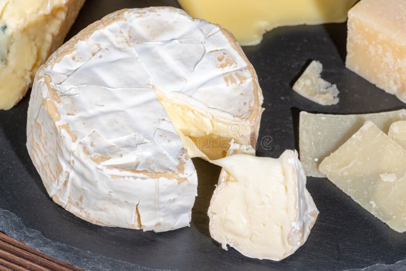 Parte Di Formaggio Blu Delizioso Con La Muffa E Di Vari Tipi Di ...