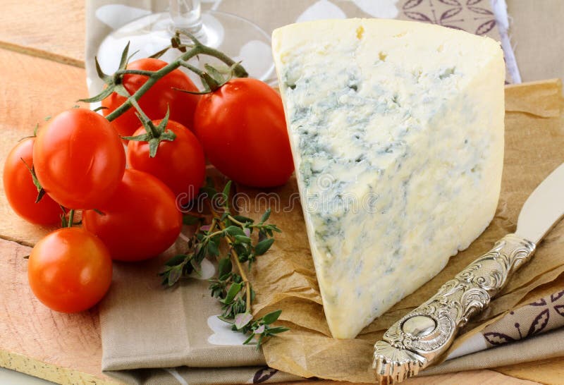 Parte di formaggio blu immagine stock. Immagine di lama - 22841407