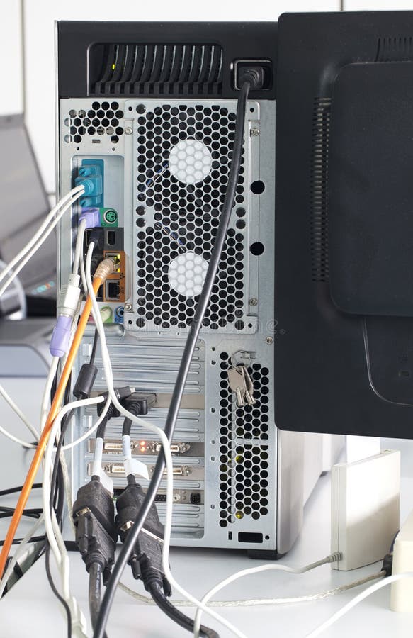 Parte Posterior De La Computadora De Escritorio Imagen de archivo ...