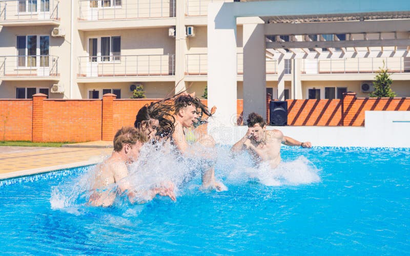 Partei an Smimming Pool Gruppe Nette Freunde, Die in Wasser Springen ...