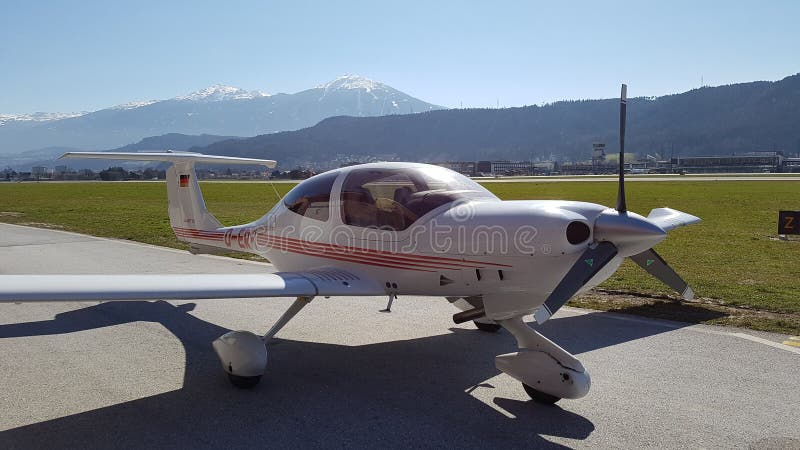 Partenza di piccolo aereo fotografia editoriale. Immagine di velivolo ...
