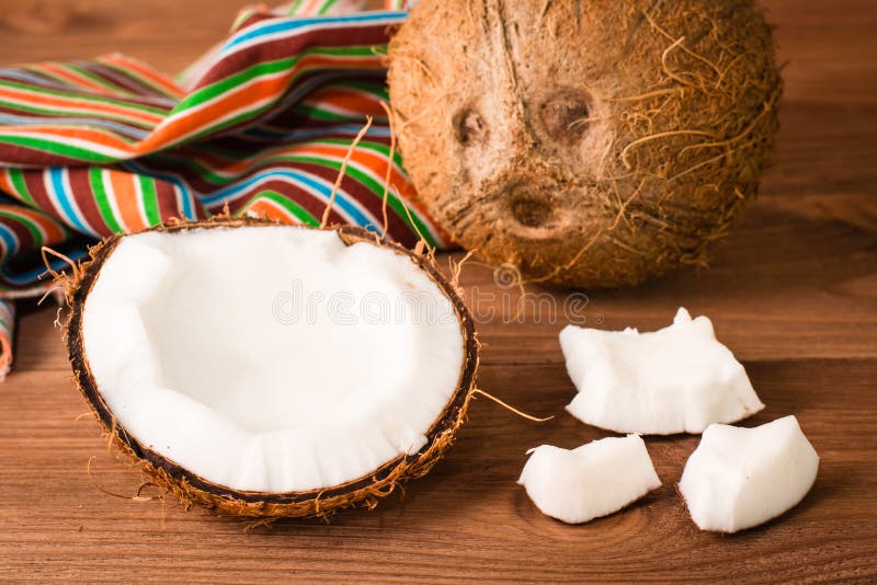 Partes De Coco Em Uma Tabela De Madeira Imagem de Stock - Imagem de ...
