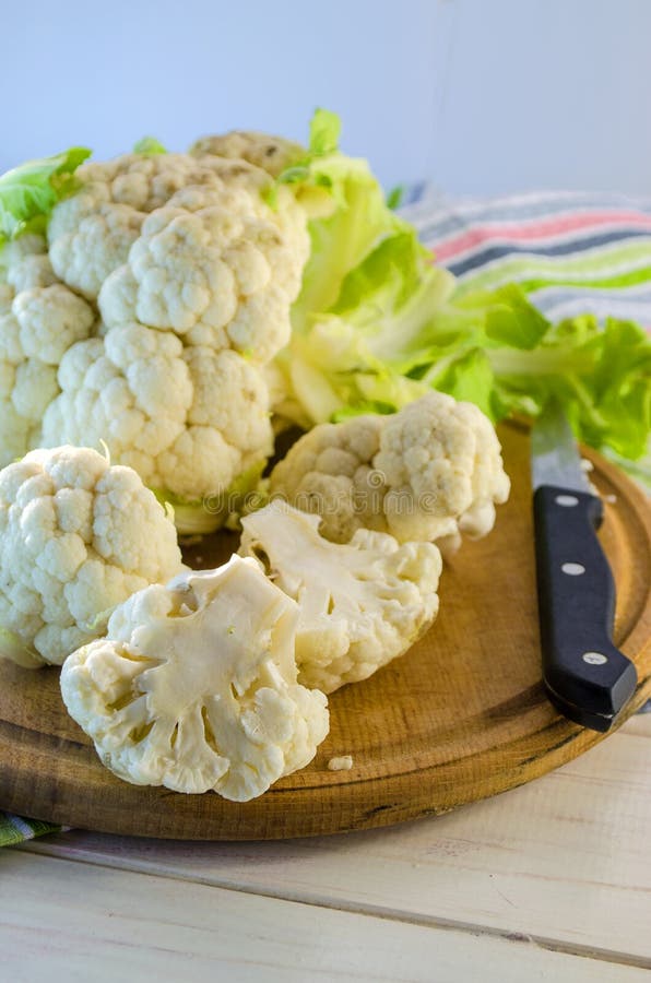 Partes de couve-flor imagem de stock. Imagem de madeira - 78017567
