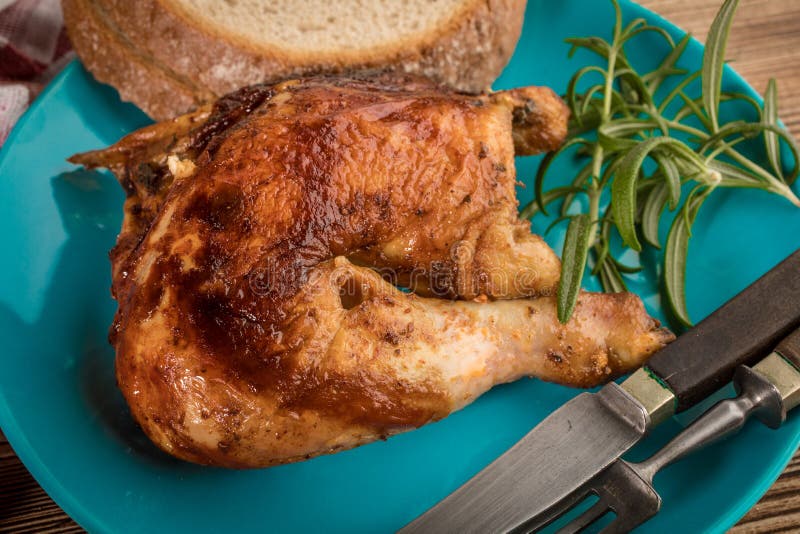 Partes de frango assado foto de stock. Imagem de assado - 137470358