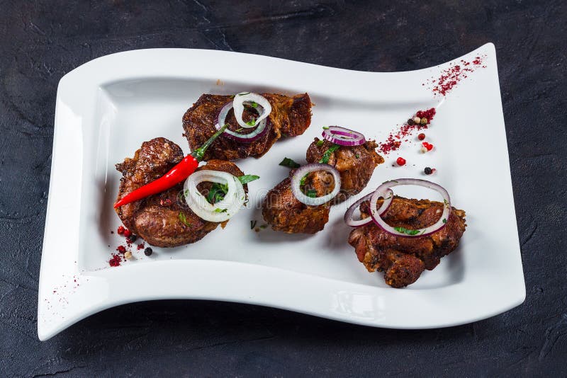 Partes De Ram Grelhadas Da Ram Arquivadas Em Uma Placa Branca Com ...