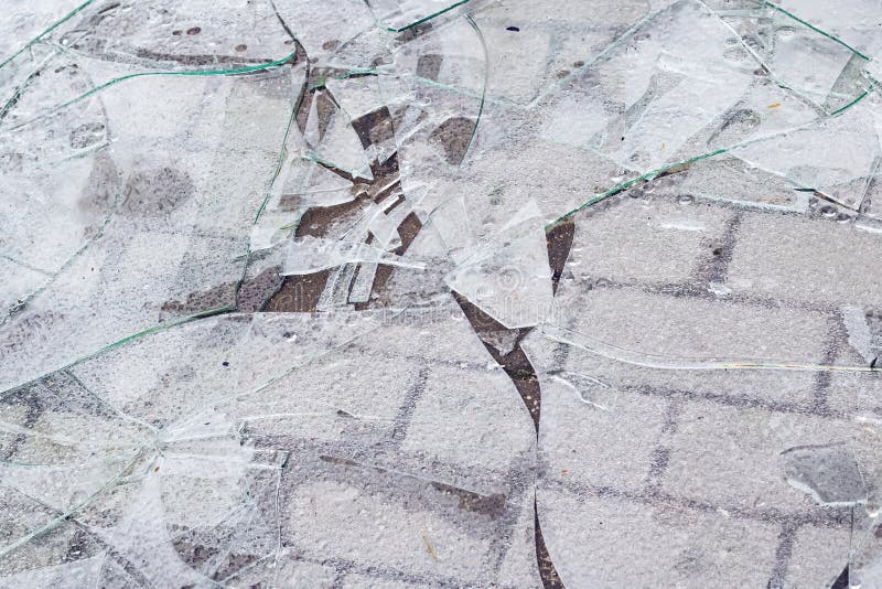 Partes De Vidrio Roto Cerca De La Acera Foto de archivo - Imagen de ...