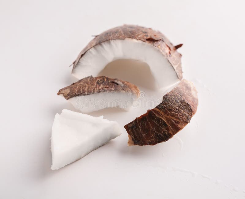 Partes Do Coco No Fundo Branco Foto de Stock - Imagem de escudo ...