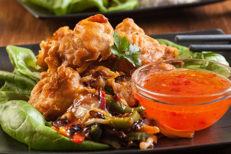 Partes Do Frango Frito Com Molho Do Agridoce Foto de Stock - Imagem de ...