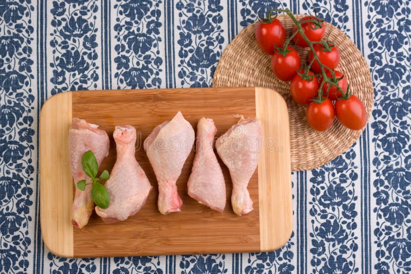 Parti crude del pollo fotografia stock. Immagine di pollo - 6334220