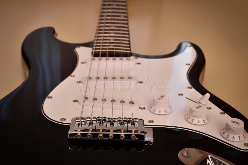 Parti Del Corpo E Del Collo Della Chitarra Elettrica Fotografia Stock ...