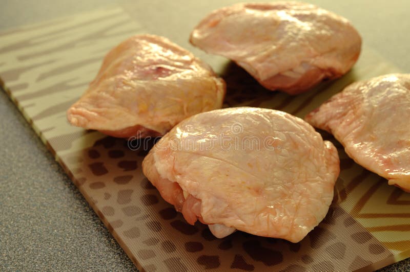 Parti del pollo grezzo immagine stock. Immagine di parte - 77517945