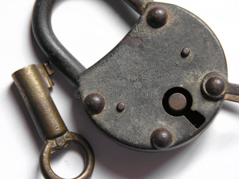 Vecchio lucchetto e chiave fotografia stock. Immagine di sfondo - 655876