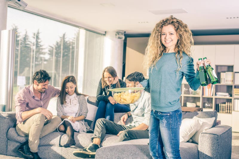 imágenes comunes del El Grupo De Amigos Que Disfrutan De Bebidas Va De ...