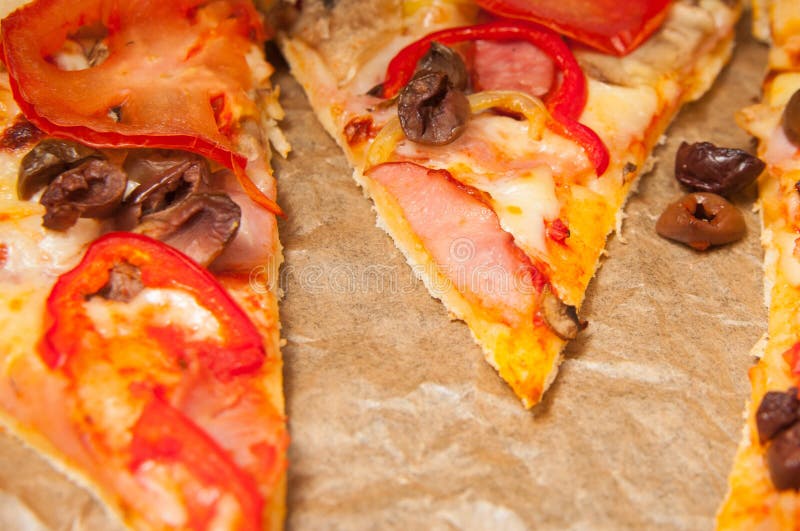 Part de pizza image stock. Image du prise, déjeuner, pizza - 60420793