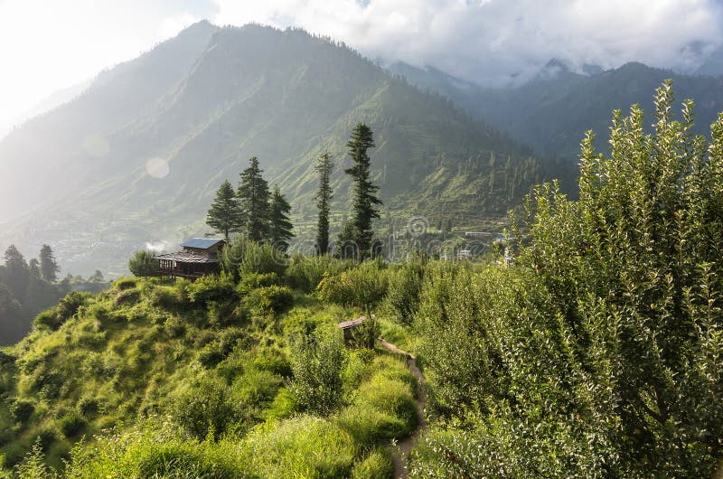 Piękny Widok Himalajskie Góry Na Trekking Trasie Grahan, Kasol, Parvati ...