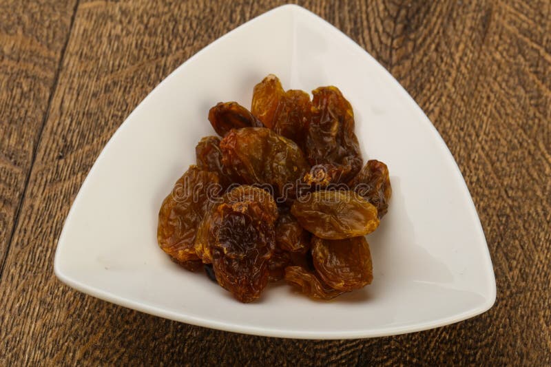 Pasa seca imagen de archivo. Imagen de aislado, amarillo - 112006995