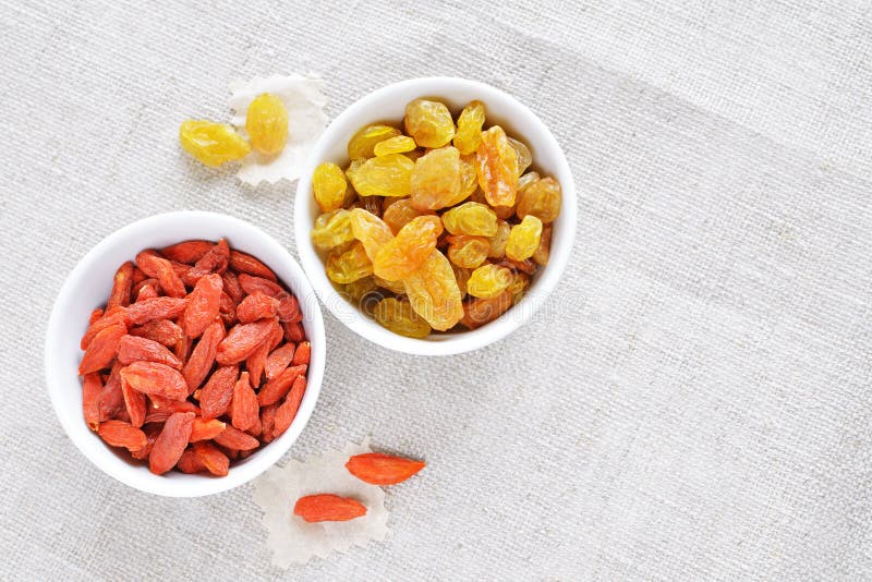 Pasa y baya seca del goji imagen de archivo. Imagen de cierre - 93507155