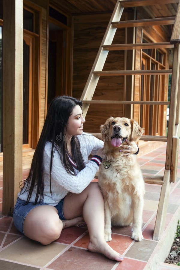 Pasando El Día Con Mi Perro Foto de archivo - Imagen de amor, hispanico ...