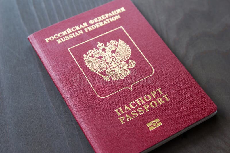 Pasaporte Rojo En Un Fondo Oscuro Gris Imagen de archivo - Imagen de ...