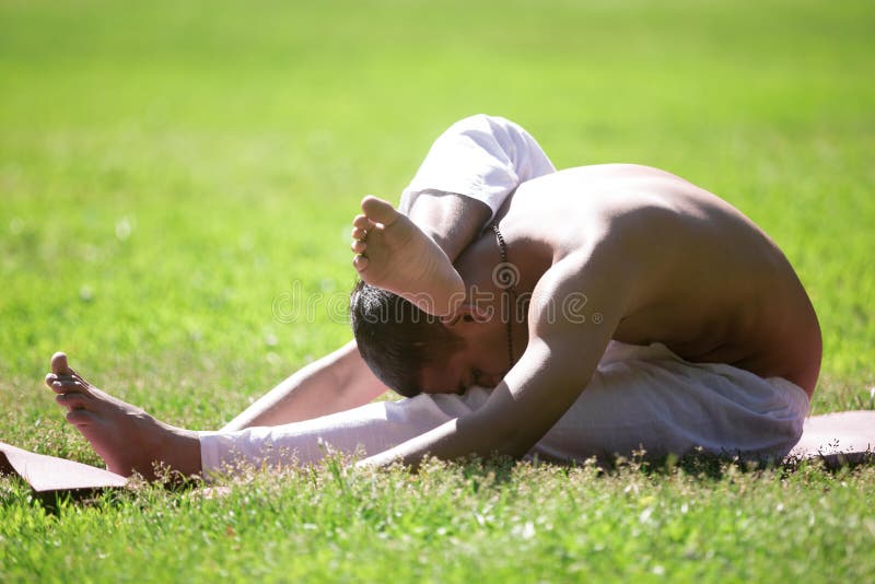 Paschimothan-ekapada Sirsasana Stockfoto - Bild von lage, gesundheit ...