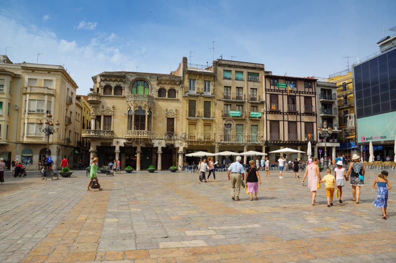Paseo Alrededor De La Ciudad De Reus Foto editorial - Imagen de oscuro ...