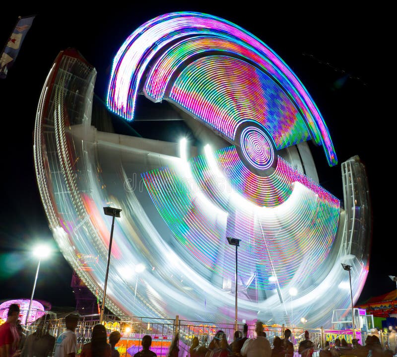 Paseo De La Feria Del Condado, En La Noche, En El Movimiento El Condado ... Paseo De La Feria Del Condado, En La Noche, En El Movimiento El Condado ...