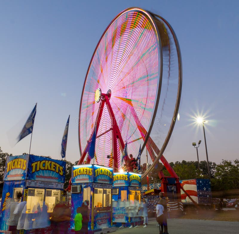 Paseo De La Feria Del Condado, En La Noche, En El Movimiento El Condado ... Paseo De La Feria Del Condado, En La Noche, En El Movimiento El Condado ...