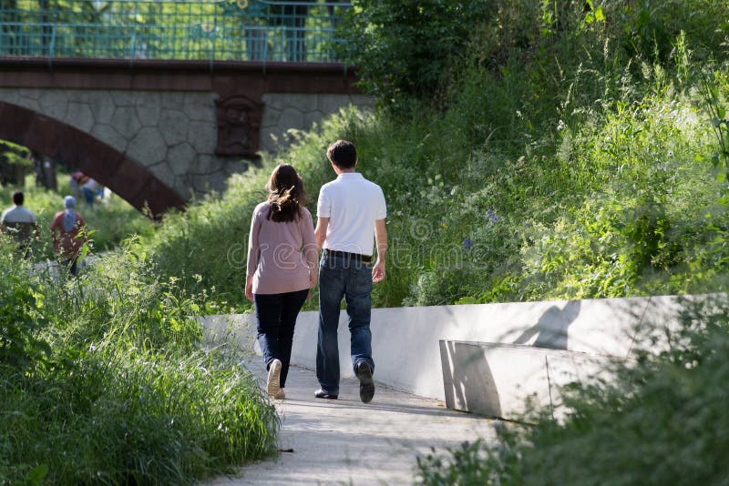 Paseo De La Gente En Parque Del Verano Fotografía editorial - Imagen de ...