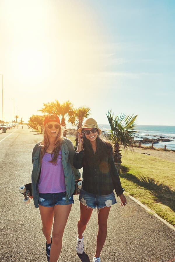 Paseo Por La Playa De Vacaciones De Verano Y Amigos Felices Con El ... Paseo Por La Playa De Vacaciones De Verano Y Amigos Felices Con El ...