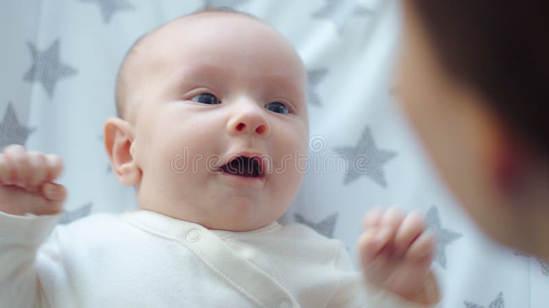Pasgeboren Baby Die Graag Op Zijn Moeder Kijkt . Gelukkige Moeder ... Pasgeboren Baby Die Graag Op Zijn Moeder Kijkt . Gelukkige Moeder ...